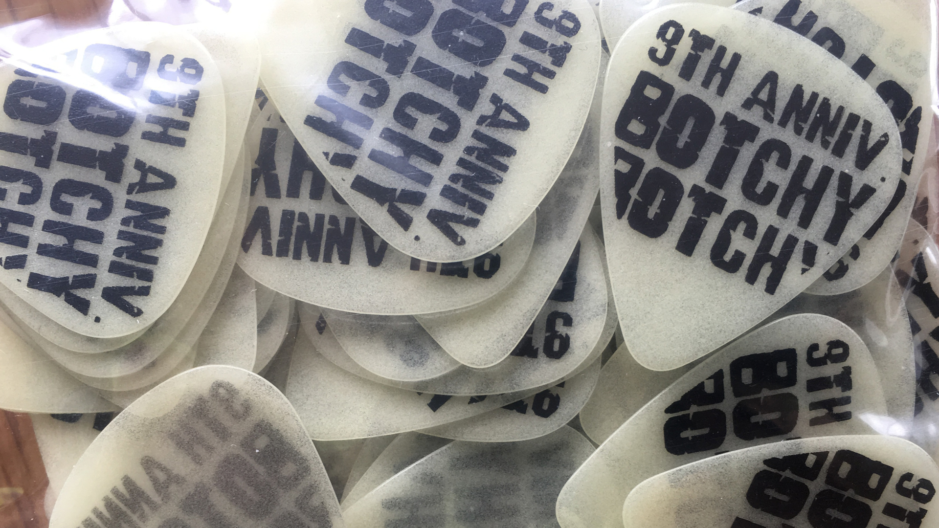 BOTCHY BOTCHY – 茅ヶ崎の“あのころ系”参加型ライブバー